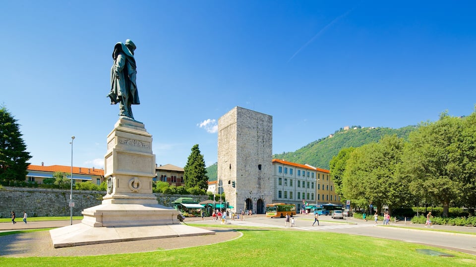 Piazza Vittoria que inclui uma praça ou plaza, um monumento e uma estátua ou escultura