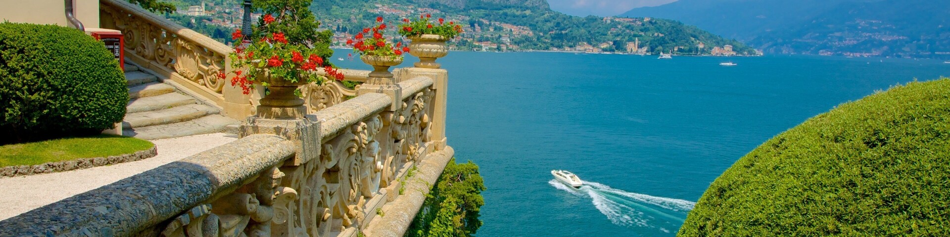 Lago de Como caracterizando uma baía ou porto, uma cidade litorânea e paisagens litorâneas