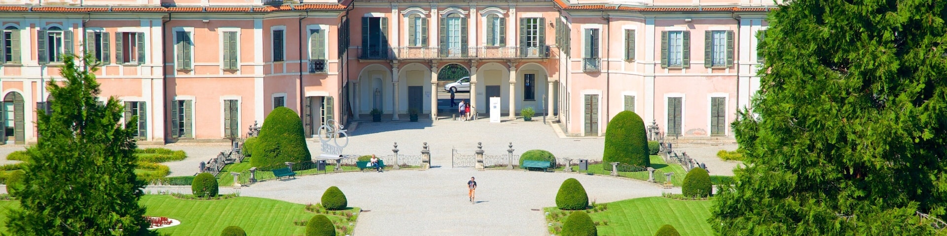 Estense Palace featuring chateau or palace