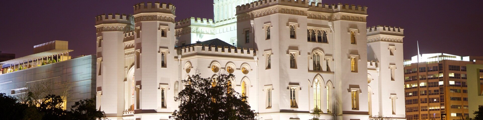 Antigo Capitólio Estadual que inclui cenas noturnas, um edifício administrativo e arquitetura de patrimônio