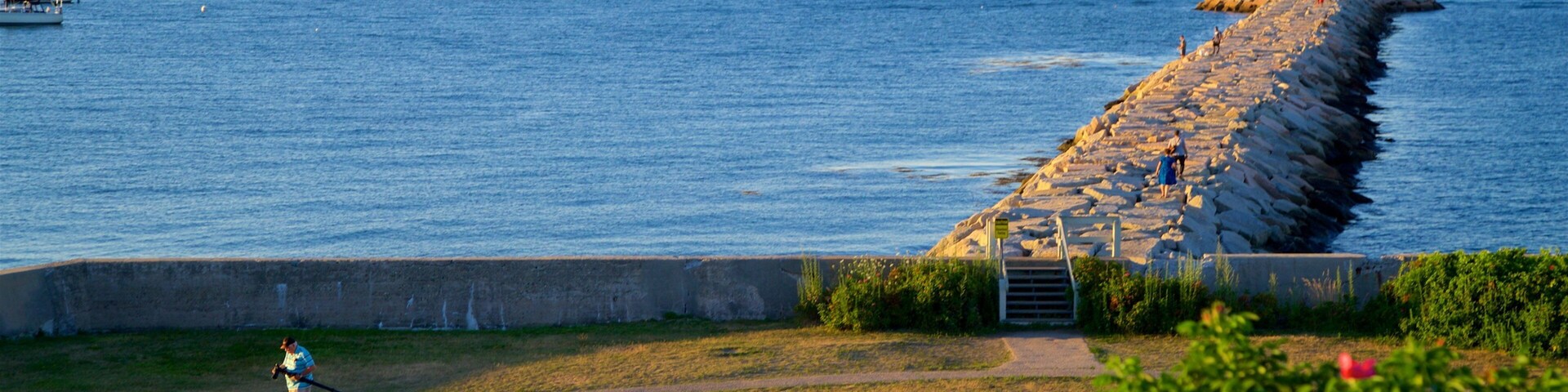 Fort Preble caracterizando um pôr do sol, um farol e paisagens litorâneas