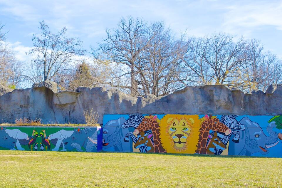 Um mural com diversos animais numa parede de pedra.