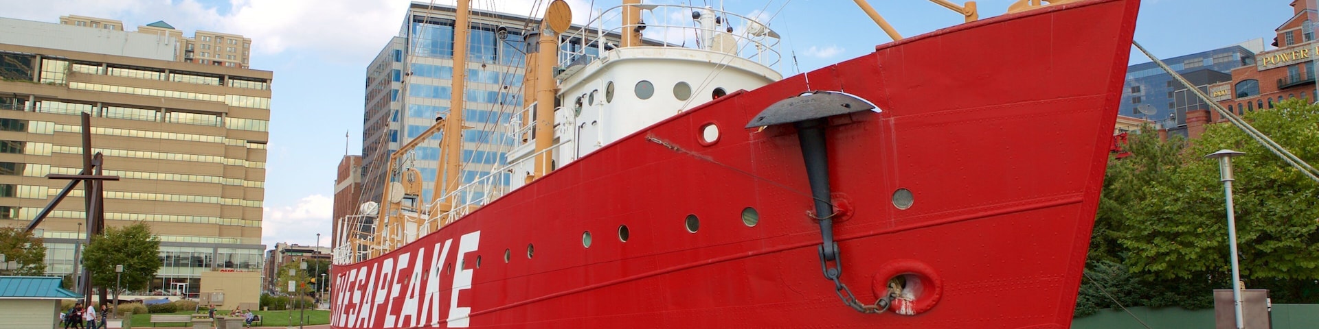 Lightship Chesapeake caracterizando uma marina e uma cidade