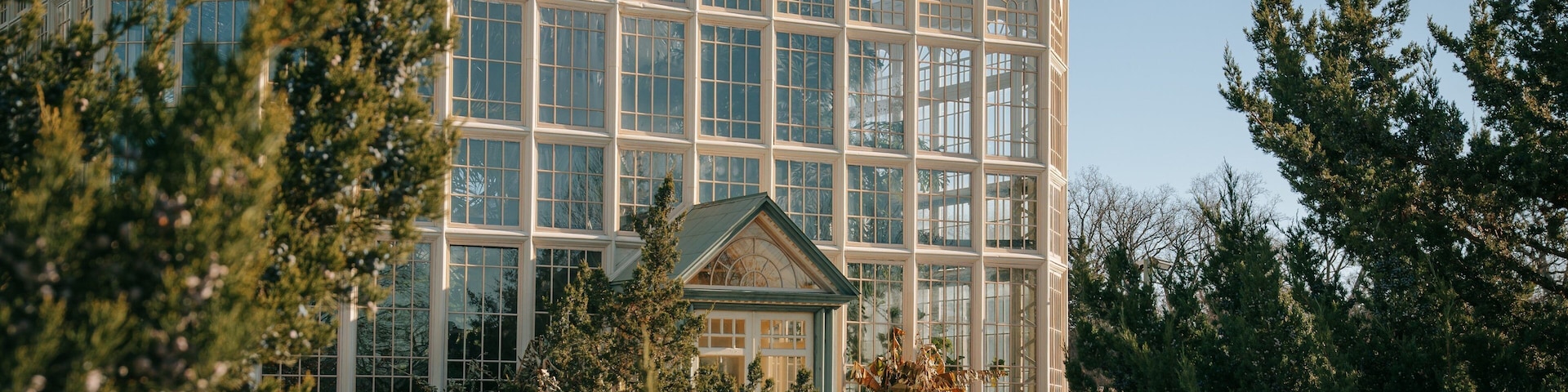 Baltimore Conservatory featuring a park