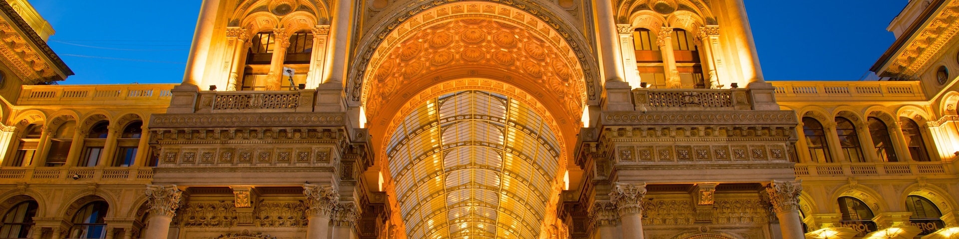 Galleria Vittorio Emanuele II mostrando cenas noturnas, arquitetura de patrimônio e um castelo