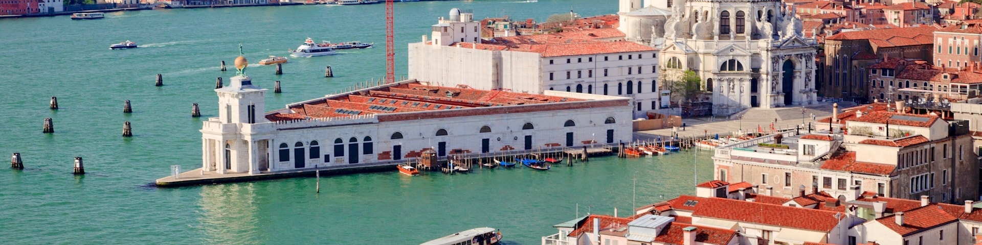 Basilica di Santa Maria della Salute which includes religious elements, general coastal views and a church or cathedral