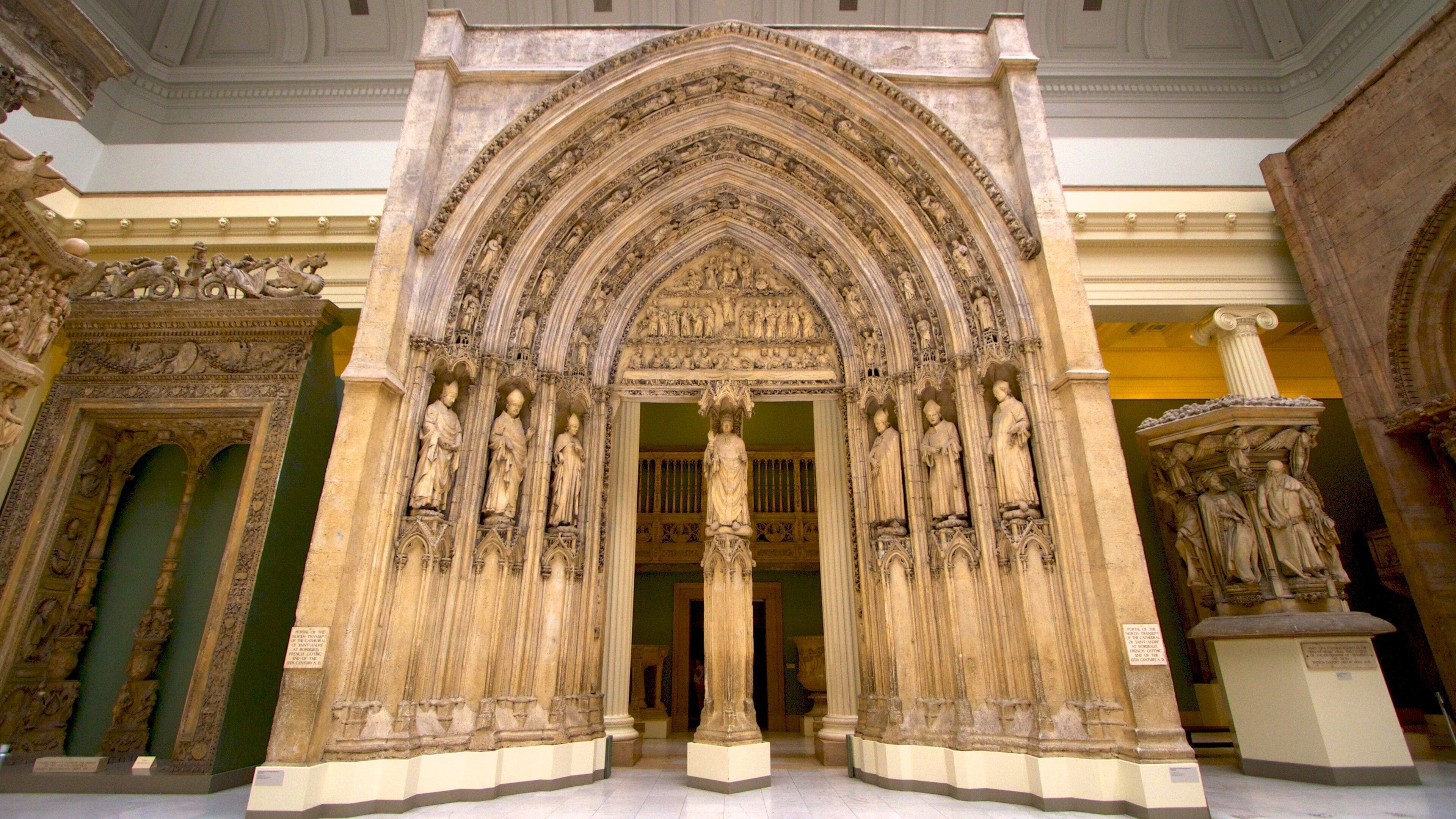Entrada de uma catedral em estilo gótico, com esculturas e detalhes ornamentais complexos.