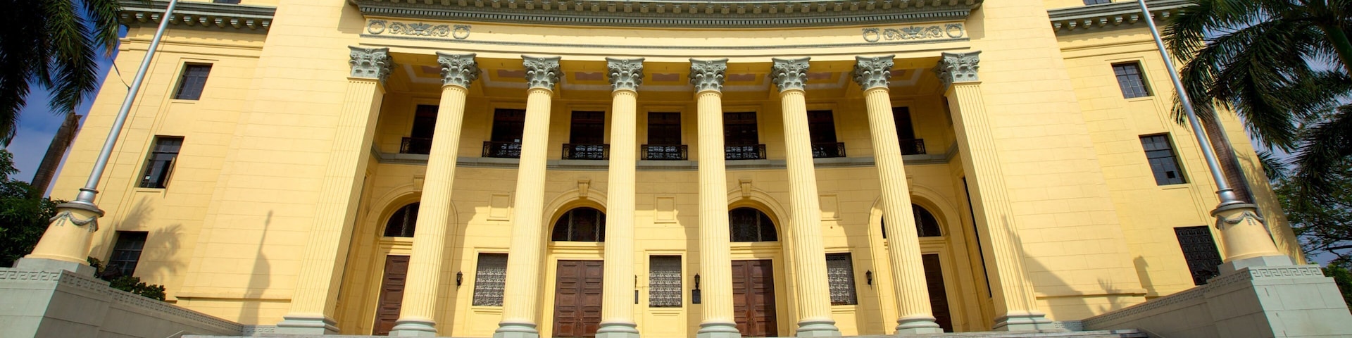 Museu Nacional do Povo Filipino caracterizando um edifício administrativo, arquitetura de patrimônio e cenas de rua