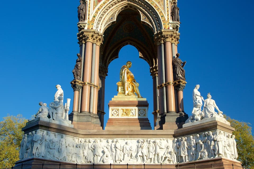 Um monumento detalhado com uma estátua central, ladeado por colunas e cercado por esculturas intrincadas.
