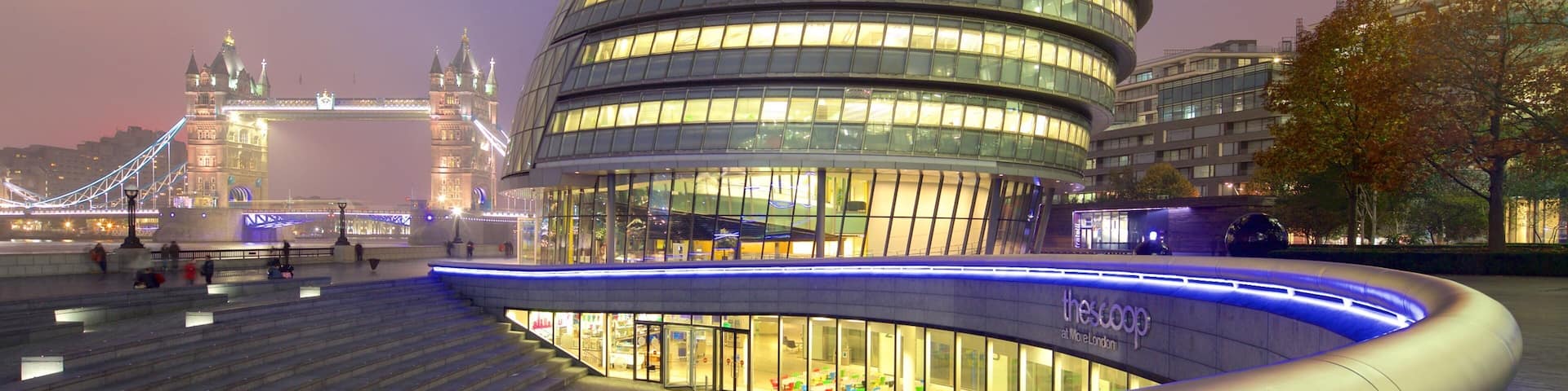 London City Hall que inclui uma cidade, uma ponte e arquitetura moderna