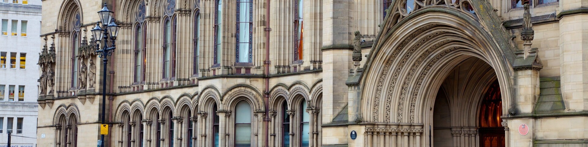 Albert Square mostrando uma praça ou plaza, arquitetura de patrimônio e uma igreja ou catedral