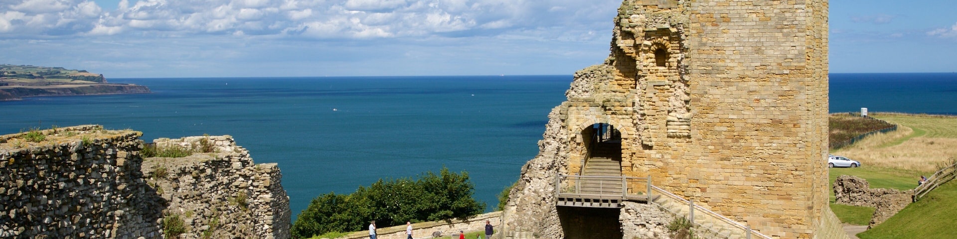 Scarborough Castle caracterizando elementos de patrimônio, um castelo e paisagens litorâneas