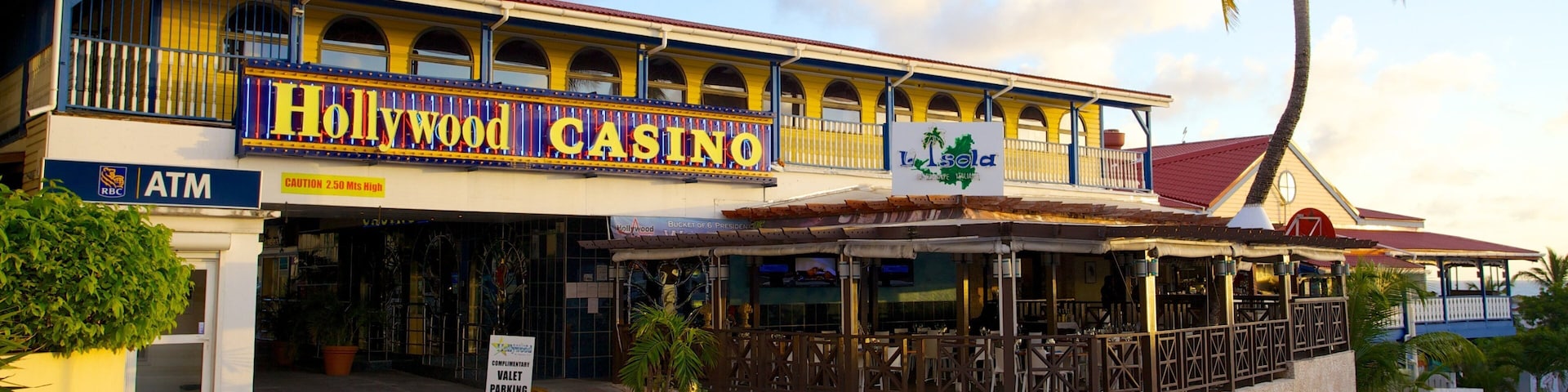 Edifício do Hollywood Casino com telhado vermelho, paredes amarelas e uma placa de sinalização.