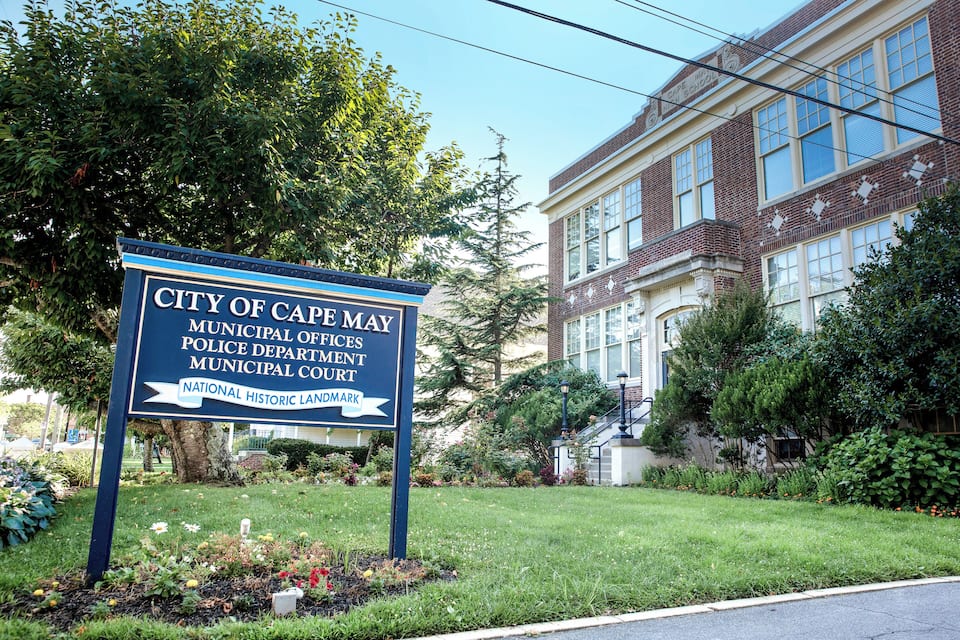 Placa indicando a Cidade de Cape May, escritórios municipais, departamento de polícia e tribunal municipal.