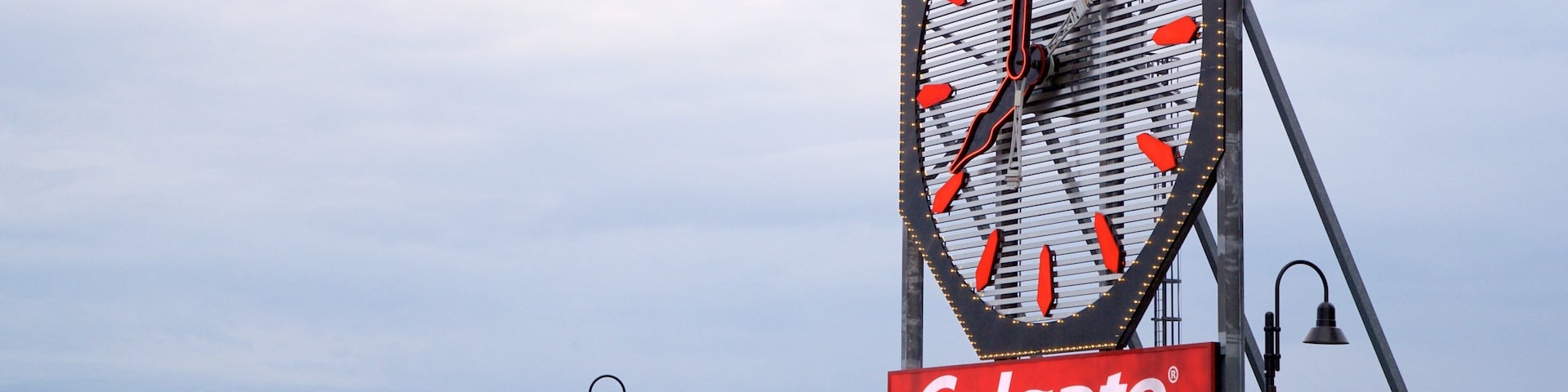 Colgate Clock mostrando sinalização e uma baía ou porto