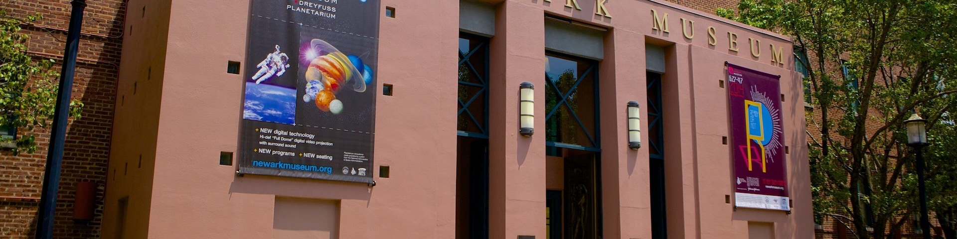 Edifício do Museu de Newark com grandes cartazes anunciando exposições.