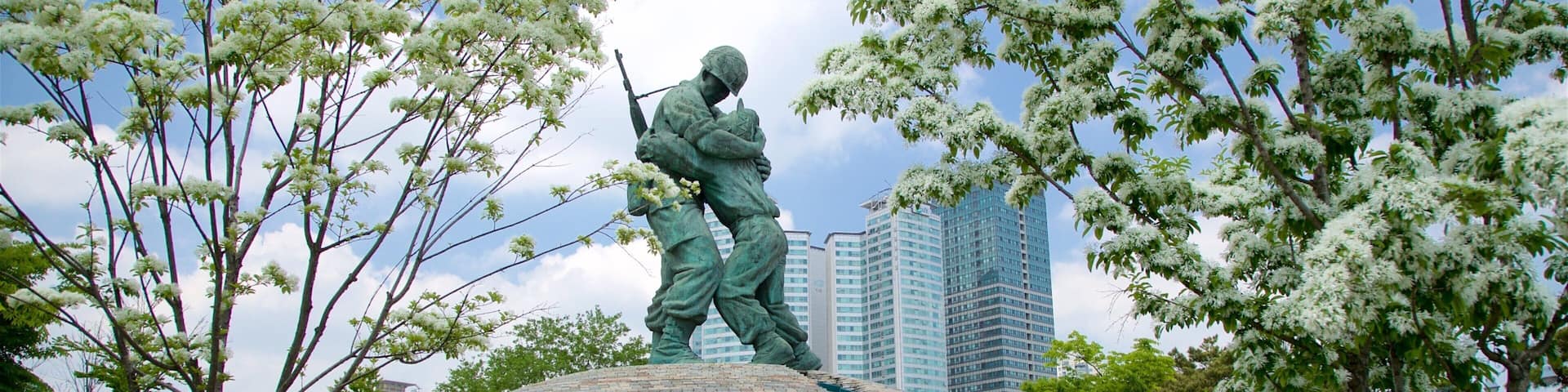 Memorial da Guerra da Coreia do Sul que inclui uma estátua ou escultura, uma cidade e um parque