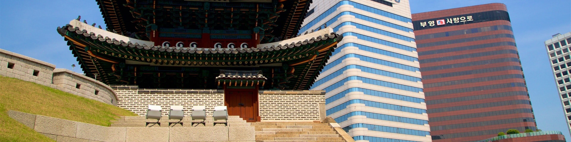 Sungnyemun Gate showing heritage architecture, a skyscraper and a city