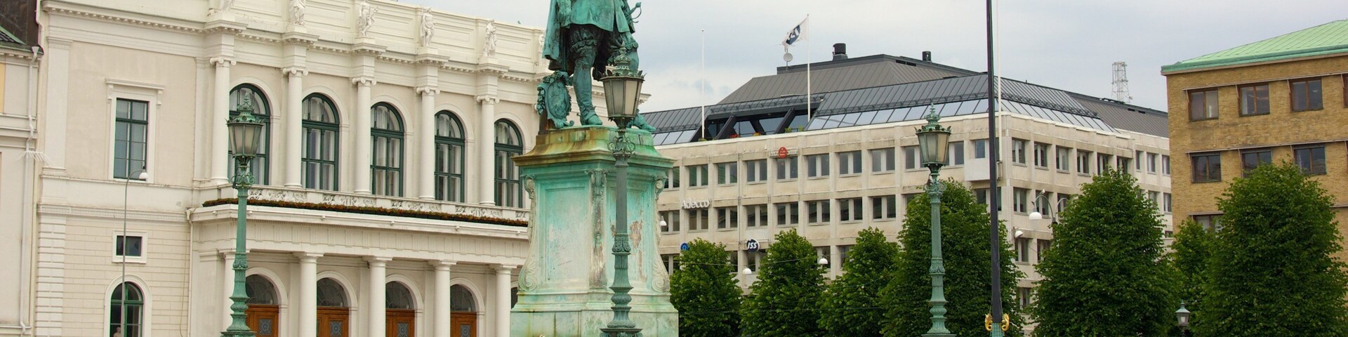 Gustav Adolf Square showing a city, a monument and a square or plaza