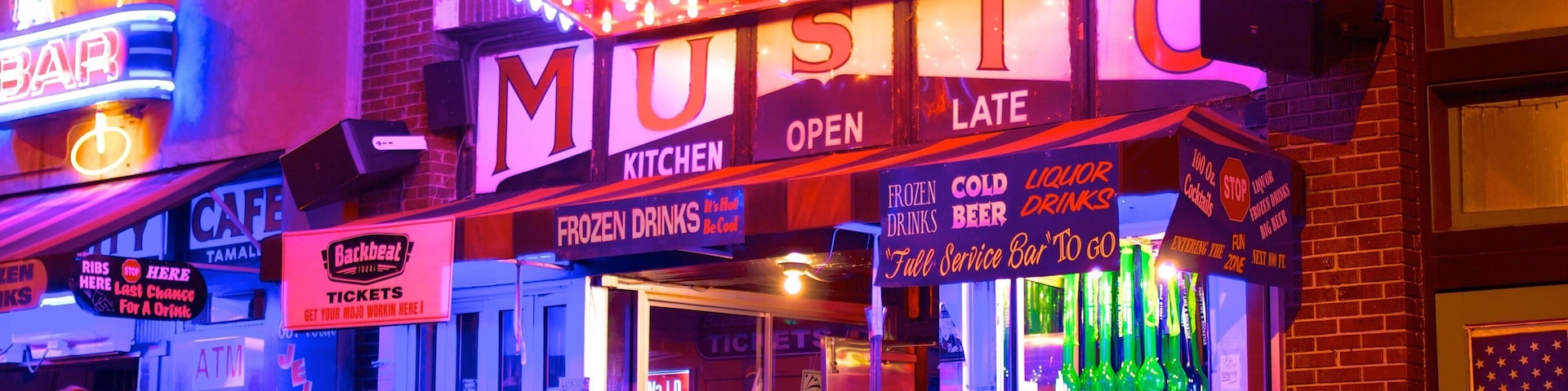 Beale Street que inclui cenas noturnas, uma cidade e cenas de rua