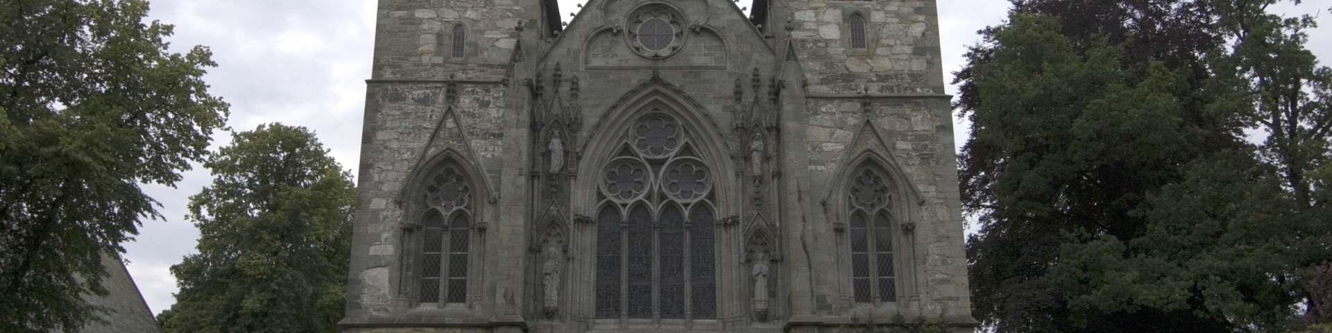Stavanger Cathedral showing a church or cathedral, religious elements and flowers