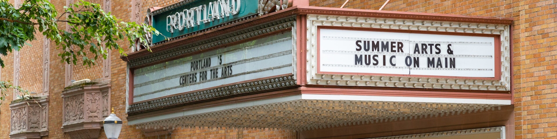 Uma marquise de teatro com os dizeres 'Portland 15' e 'Summer Arts & Music on Main'.