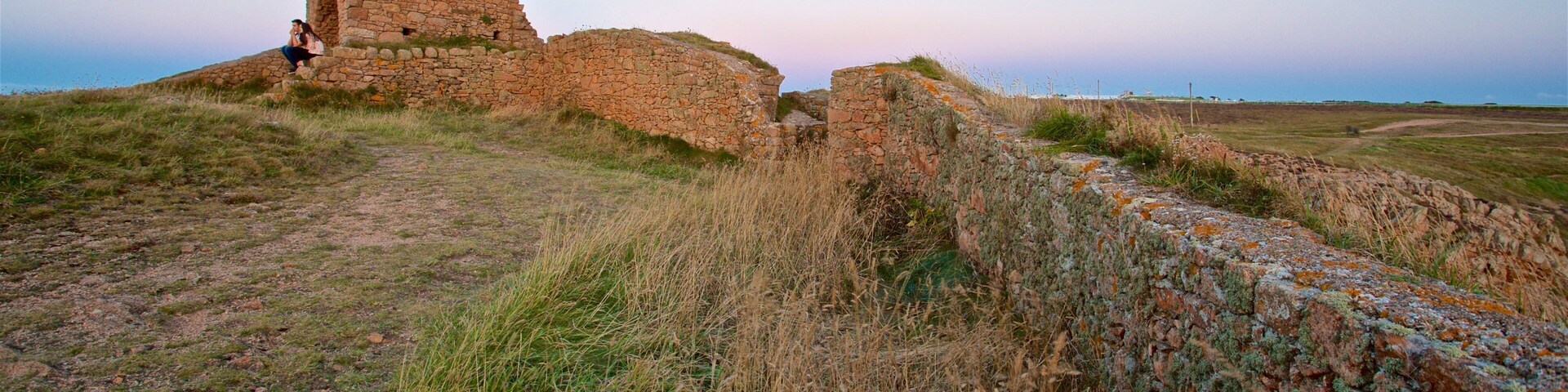Grosnez Castle showing a ruin and a sunset
