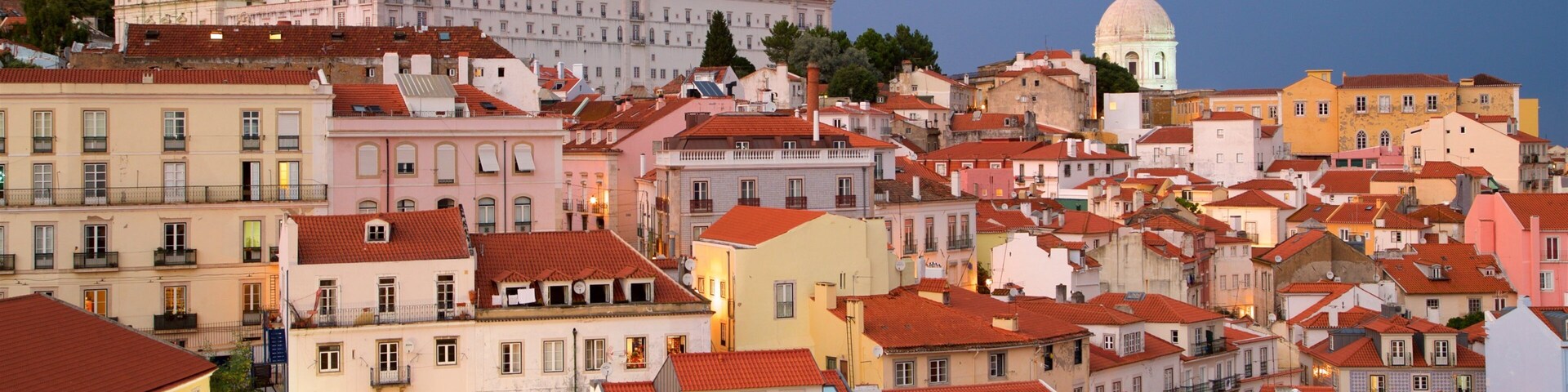 Miradouro de Santa Luzia mostrando uma cidade, elementos de patrimônio e paisagem