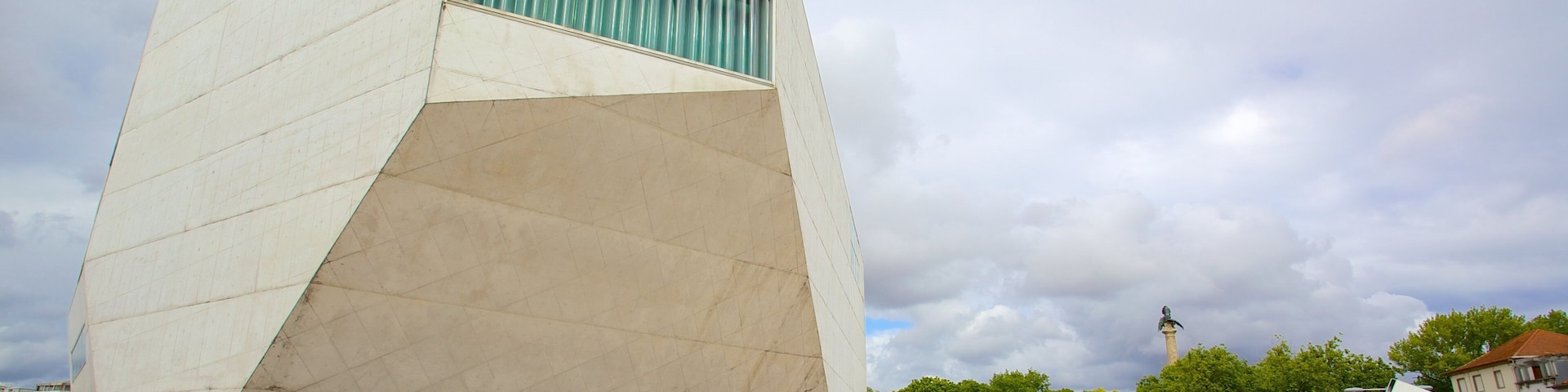 Casa da Música caracterizando cenas de rua e arquitetura moderna