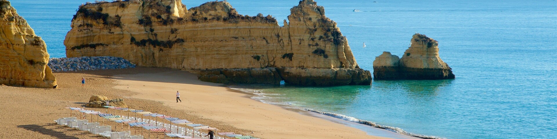 Praia Dona Ana caracterizando uma praia de areia, litoral acidentado e paisagens litorâneas