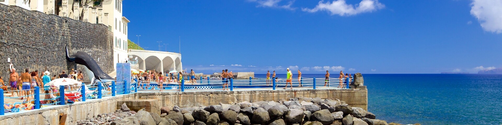 Praia de Santa Cruz mostrando litoral acidentado