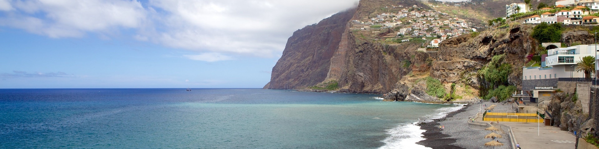 Cabo Girão que inclui paisagens litorâneas e uma praia de pedras