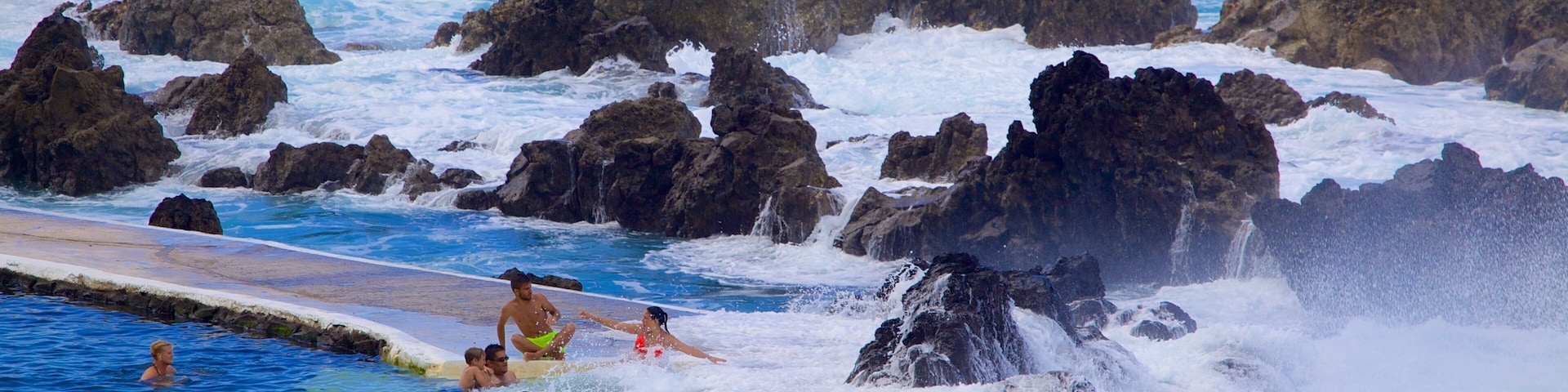 Piscinas Naturais de Porto Moniz caracterizando litoral rochoso e uma piscina