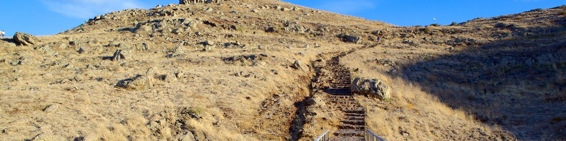 Sao Lourenco Point showing mountains