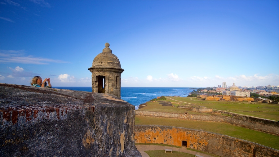 Uma fortaleza costeira com estrutura em cúpula, com vista para o oceano.