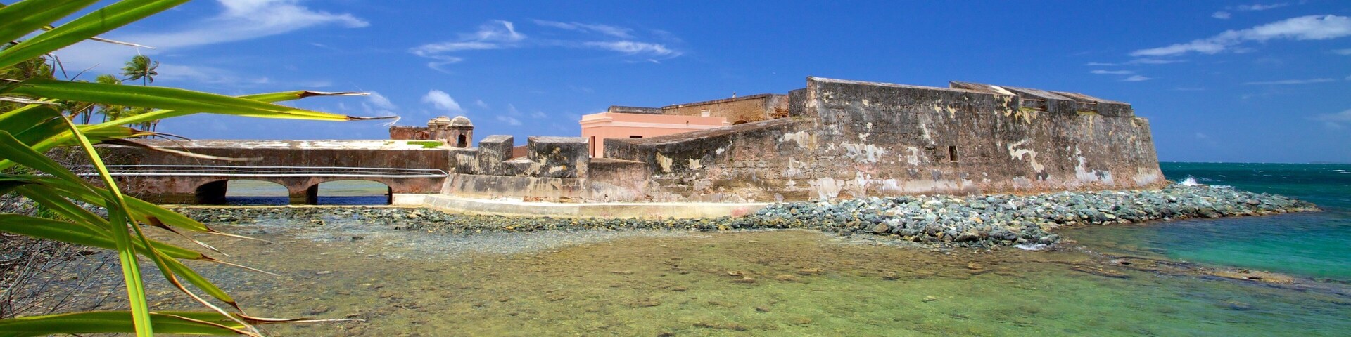 Fort San Jeronimo featuring heritage elements and rugged coastline