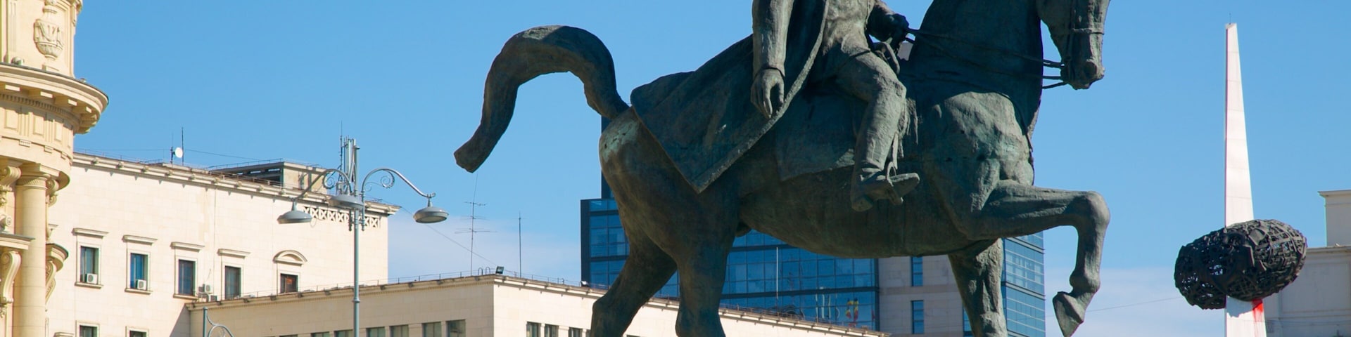 Praça da Revolução mostrando uma estátua ou escultura e uma praça ou plaza