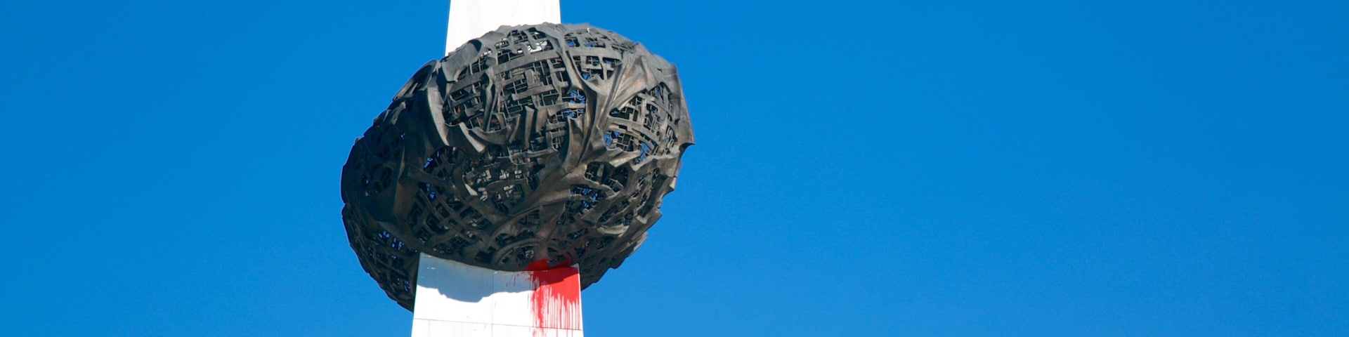 Praça da Revolução caracterizando arquitetura moderna e arte