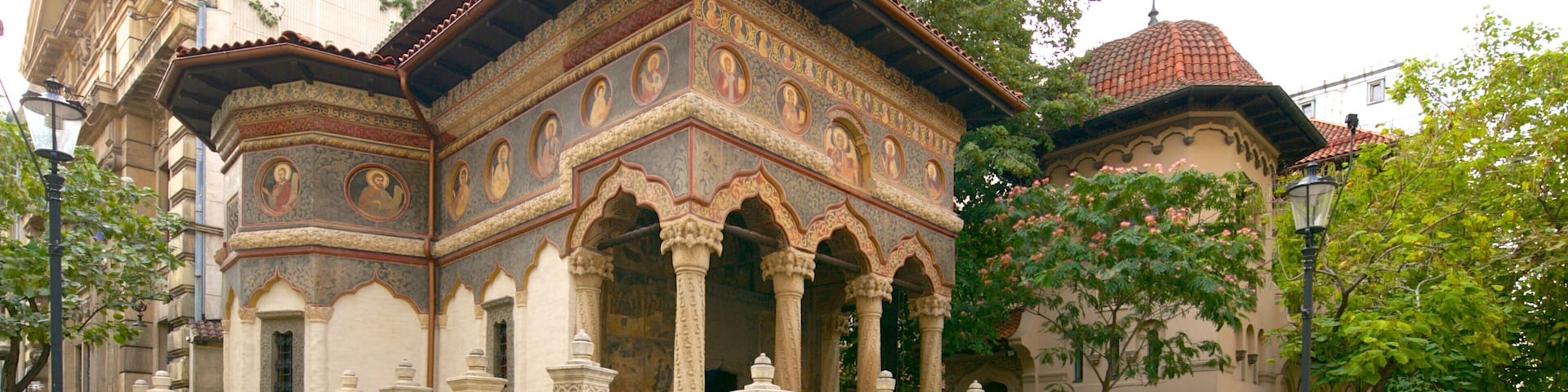 Um edifício histórico com arquitetura ornamentada, incluindo colunas e detalhes decorativos.