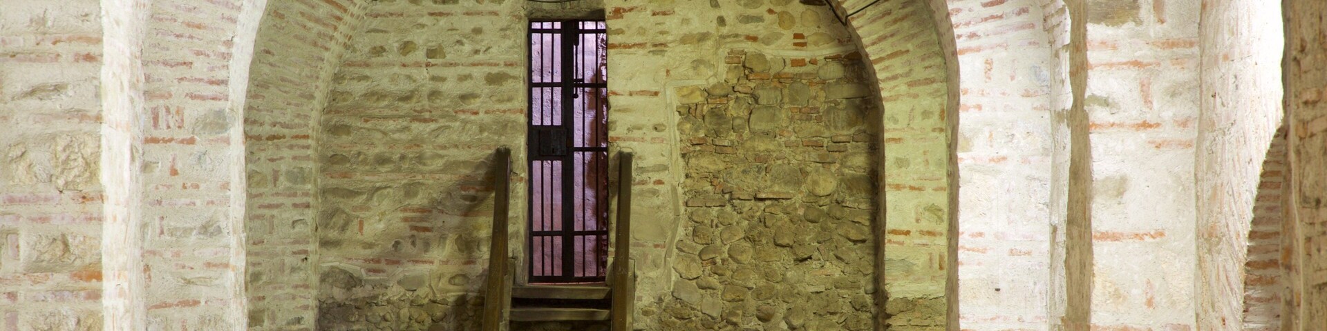 Curtea Veche que inclui vistas internas, elementos de patrimônio e um castelo