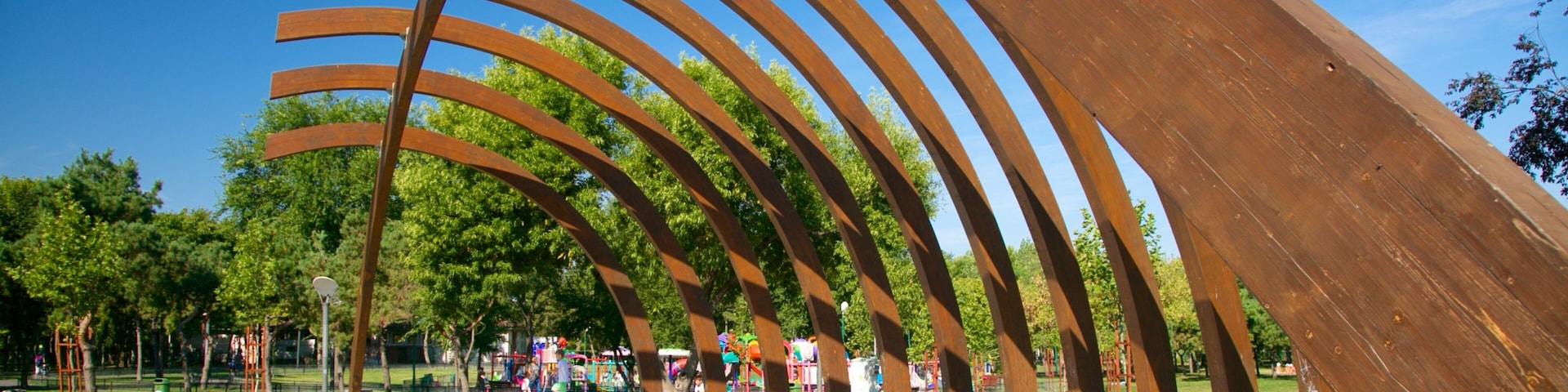 Tineretului Park showing outdoor art and a park