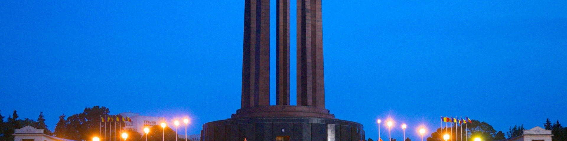 Parque Carol que inclui cenas noturnas, um monumento e um jardim