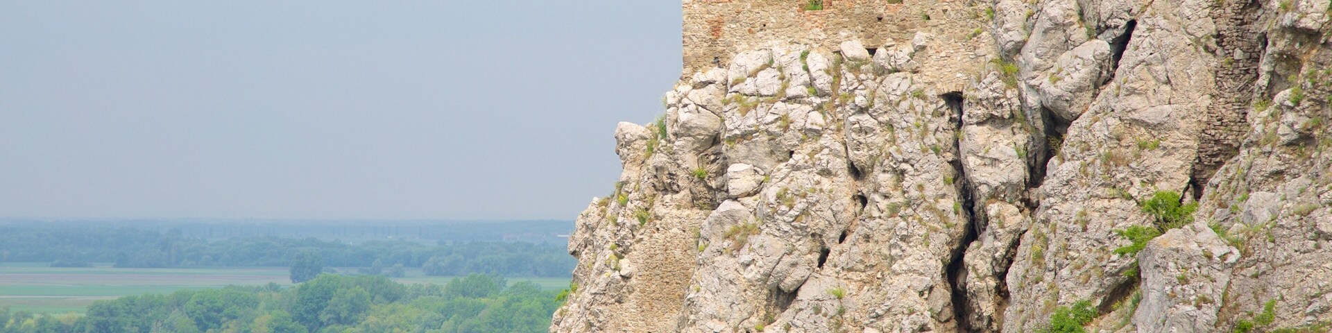 Castelo de Devin que inclui um pequeno castelo ou palácio, uma ruína e elementos de patrimônio