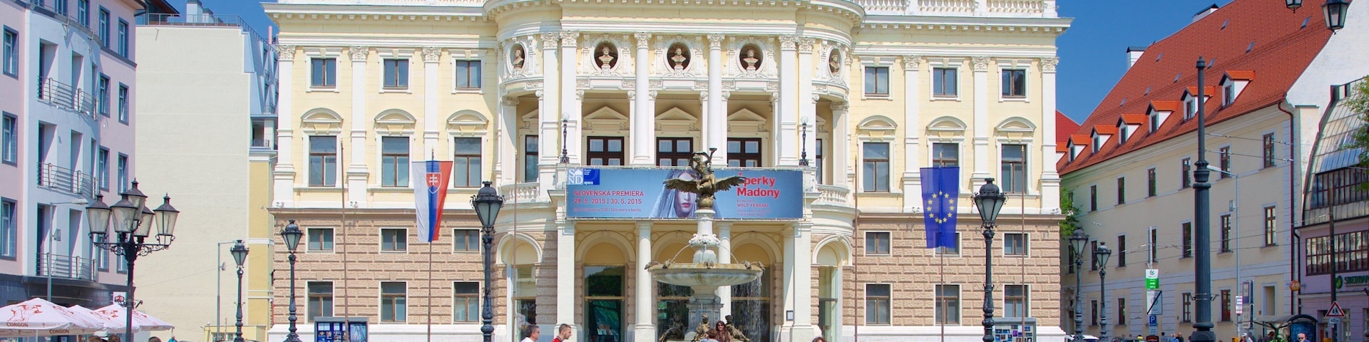 Praça Hviezdoslavovo mostrando cenas de teatro, uma praça ou plaza e elementos de patrimônio