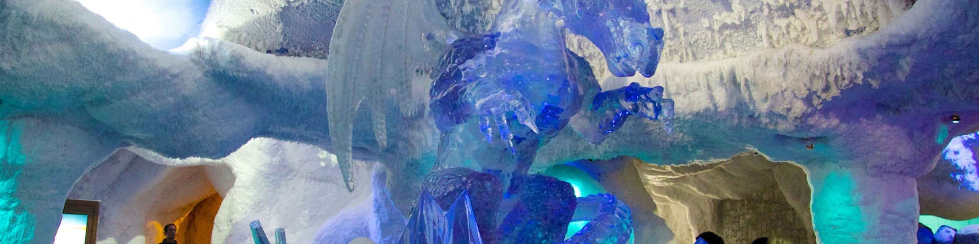 Ski Dubai which includes art, interior views and snow