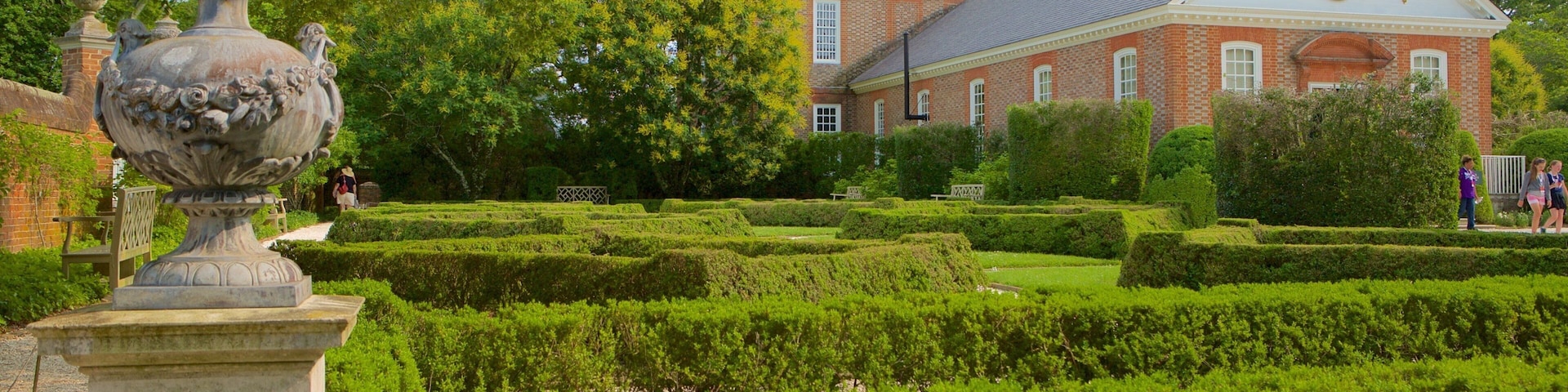 Governor\'s Palace featuring a garden and heritage elements