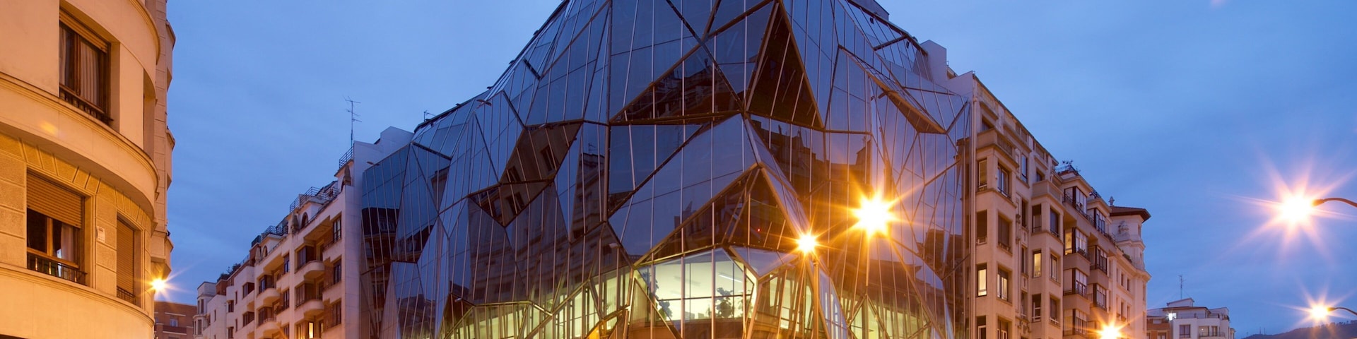 Bilbao que inclui arquitetura moderna, uma cidade e cenas noturnas