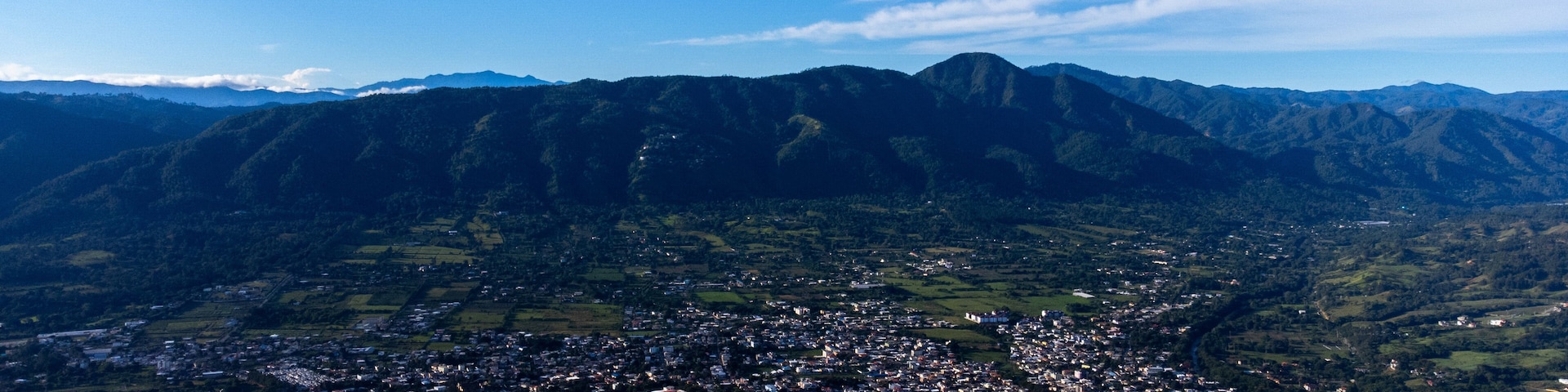 Paisagem montanhosa com uma cidade aninhada no vale.