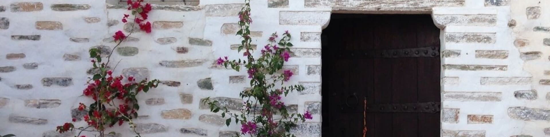 The entrance of a traditional house built around 1830. Now used as a center for educational purposes.