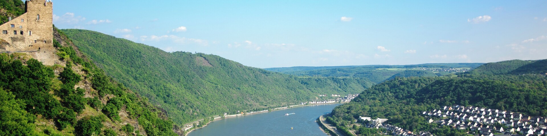 Das Mittelrheintal bei Bad Salzig, aufgenommen von Burg Sterrenberg. Links die Burg Liebenstein